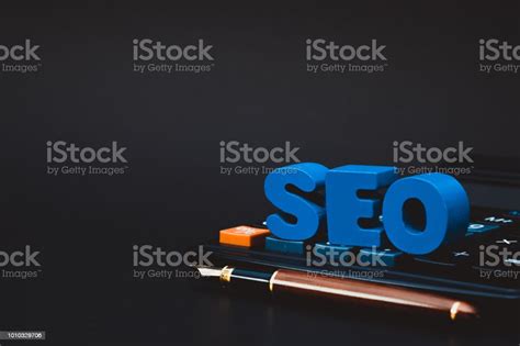 Seo 검색 엔진 최적화 개념 및 사무 용품 또는 사무실 작업 필수 도구 또는 항목 계산기 비즈니스 검색 엔진 최적화 아이디어에