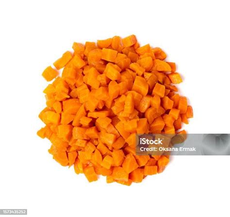 삶은 다진 당근 깍둑썰기한 당근 야채 컷 더미 건강한 식단 재료 흰색 배경에 다진 당근 음식 썰기에 대한 스톡 사진 및 기타 이미지 Istock