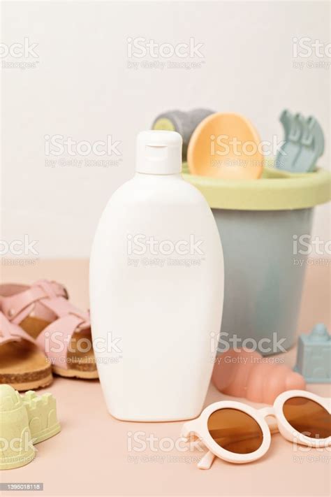 맑은 날과 휴가를위한 어린이 여름 액세서리 및 선 스크린 병 선글라스 샌들 해변 즐거운 시간을위한 모래 몰드 모래에 대한 스톡 사진 및 기타 이미지 Istock