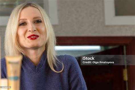 그녀의 입술에 빨간 립스틱저녁 메이크업과 젊은 아름다운 금발의 여자는 거울에 보이는 미소 메이크업 아티스트에 의해 수행 작업에 만족 20 29세에 대한 스톡 사진 및 기타