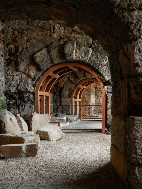 건축 고대의 고요한 골든 글로우 기둥 돌 돌 질감 돌담 돌로 만든 물건 동굴 둥근 천장 문화 유산 미스터리한 벽돌 부드러운 빛 비밀 아치