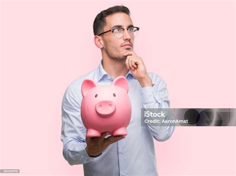 잘생긴 젊은 남자에 대 한 질문 매우 혼란 스 러 워 아이디어 저금통 심각한 얼굴 생각 들고 개념에 대한 스톡 사진 및 기타 이미지 Istock