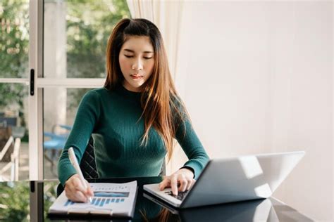 Premium Photo Asian Businesswoman Working In The Office With Working