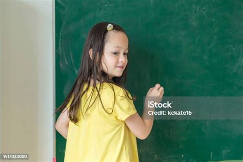 아이는 분필 보드에 글을 씁니다 학교로 돌아 가기 수업 중 학생 녹색 칠판을 쓰는 행복한 아이 6 7 살에 대한 스톡 사진 및 기타 이미지 Istock