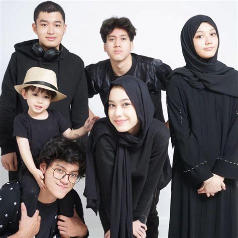 7 Potret Lyra Virna & Fadlan Muhammad Bareng 6 Anak, Ganteng dan Cantik ...