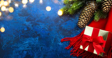 메리 크리스마스와 해피 홀리데이 인사말 카드 프레임 배너 새해 노엘 파란색 배경 상단보기에 크리스마스 트리 분기와 빨간색 장식품