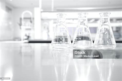 하얀 깨끗 한 화학 과학 실험실 배경에서 3 개의 유리 플라스 크 0명에 대한 스톡 사진 및 기타 이미지 0명 3가지 개체 개발 Istock
