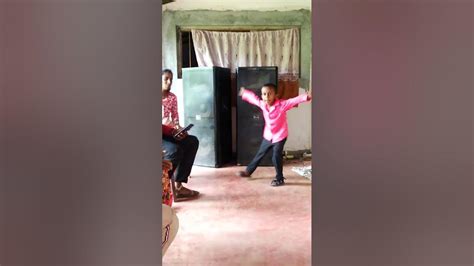 ඇදුම් ගලවන් නටන කෙල්ලන්ට එන ලයික් මේ පුංචි ලමයාට එයිද කියලා බලමු 😊😘😘 ️ ️ Youtube