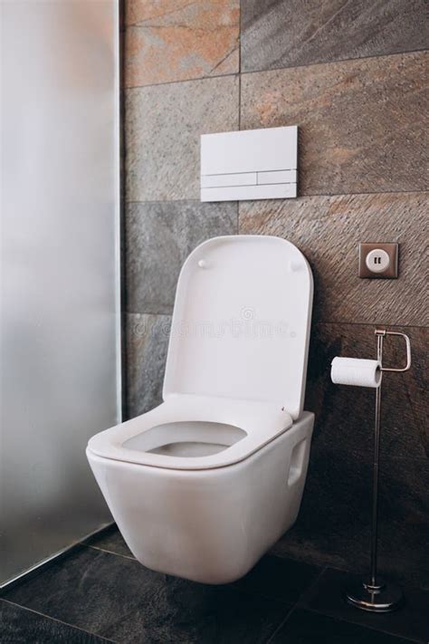 Modern Spoelwit Toilet Of Wc In Kleine Badkamer Met Drukknop Spoelen En