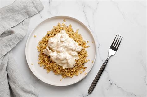 닭고기와 크림 소스를 곁들인 벌거 벌거 죽과 치킨 필레와 저녁 식사 아이디어 흰색 배경과 흰색 접시 맨 위 보기입니다 0명에 대한 스톡 사진 및 기타 이미지 Istock