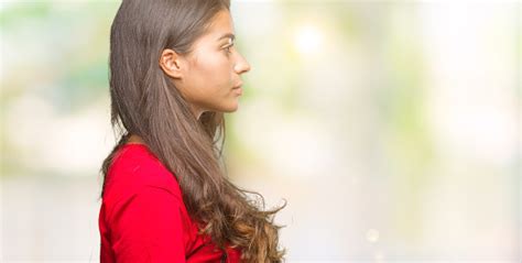 사이드로 보고 격리 된 배경 위에 젊은 아름 다운 아랍 여자 긴장 자신감 미소와 자연 스러운 얼굴 프로필 포즈 스페인 포르투갈 민족에 대한 스톡 사진 및 기타 이미지