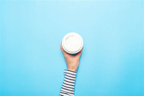 여성의 손은 파란색 배경에 커피와 종이 컵을 들고있다 커피의 개념 따뜻한 음료 아침 식사 배너 플랫 레이 상단 보기 공란에 대한 스톡 사진 및 기타 이미지 Istock