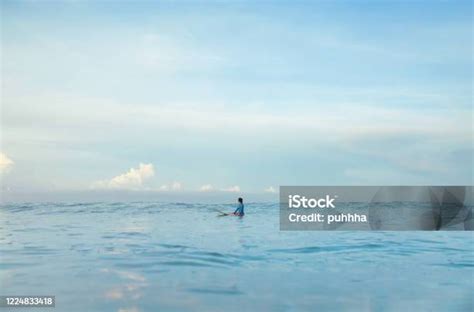 바다에서 서핑 바다에서 수영 서핑 보드에 여자 파도에 연습 블루 잠수복서퍼 아름다운 바다 공간에서 물 스포츠 서핑 수상 스포츠에 대한 스톡 사진 및 기타 이미지 Istock