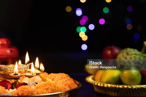 Pooja Thali Dengan Bunga Genda Phool Peetal Diya Deep Atau Panchamukhi