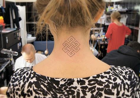Тату для девушек на шее фото работ в каталоге тату салона в Москве