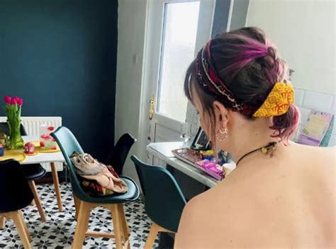 나체로 일하는 알몸 청소부 시간당 8만 원 받고 알몸으로 청소하는 신개념 직업의 정체