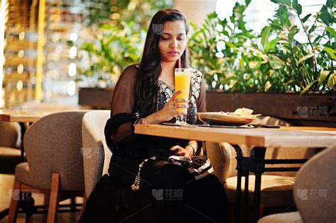 漂亮的印度女孩在黑色纱丽连衣裙摆姿势