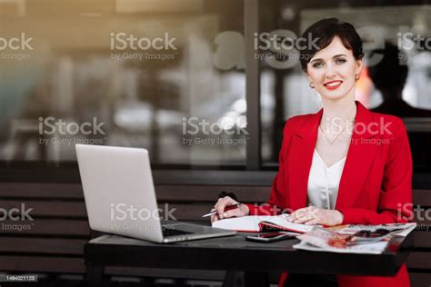 웃고 있는 사업가들이 노트북으로 작업하고 도시의 테라스에 있는 카페에서 메모를 하고 있다 원격의 고객과의 사무원 통신 커피 브레이크 비즈니스 컨셉 30 34세에 대한 스톡