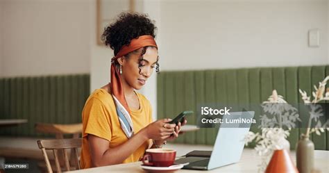 창의적인 여성 노트북 및 스마트 폰으로 타이핑 인터넷 에이전시 및 커피 숍 연구에 대한 아이디어 프로젝트 제안서 및 원격 작업 온라인 스타트업을 위한 카페 걸 기업가 또는