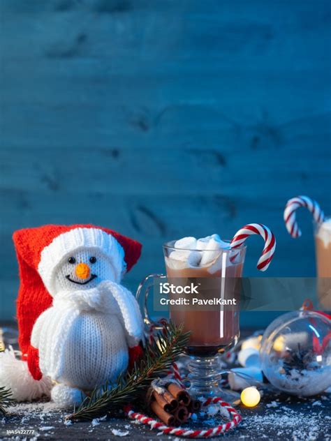 파란색 테이블에 마시멜로와 사탕 지팡이가 있는 뜨거운 코코아 두 개와 산타클로스 모자를 쓴 눈사람 수직 엽서 복사 공간 0명에 대한 스톡 사진 및 기타 이미지 Istock