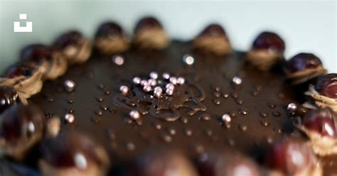 체리를 얹은 초콜릿 케이크 사진 Unsplash의 무료 크림 이미지