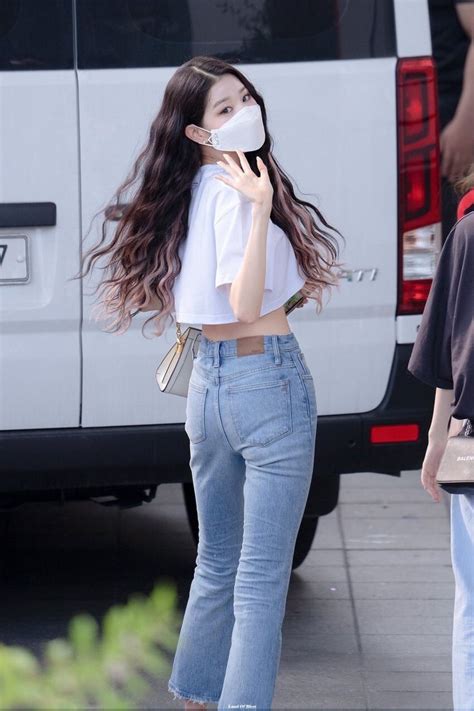 장원영 흰티에 청바지 깔끔한 패션 2020 패션 여성 패션 스타일