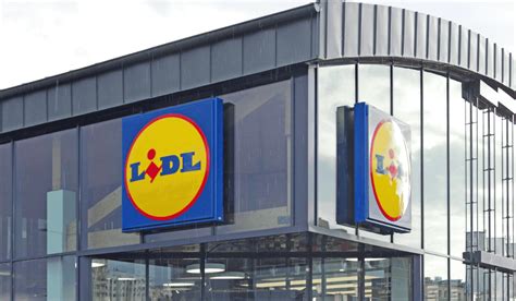 Dlaczego Lidl wystawił na półki brzydkie owoce i warzywa Powód jest bardzo ważny