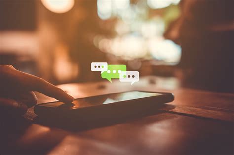 여자 손 스마트폰 입력을 사용 하 여 대화 상자 아이콘 팝업 채팅 대화 소셜 미디어 Maketing 기술 개념입니다 빈티지 소프트 컬러 톤 배경입니다 개념에 대한 스톡 사진