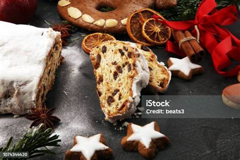 전통적인 유럽의 크리스마스 과자 향기로운 홈 구운 Stollen 향미료 및 말린 과일 소박한 크리스마스 테이블에 썰어 가지와 장식 나무 0명에 대한 스톡 사진 및 기타