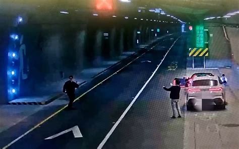 蘇花改隧道路肩嬉戲熱舞 2車違停全被錄將被舉發裁罰