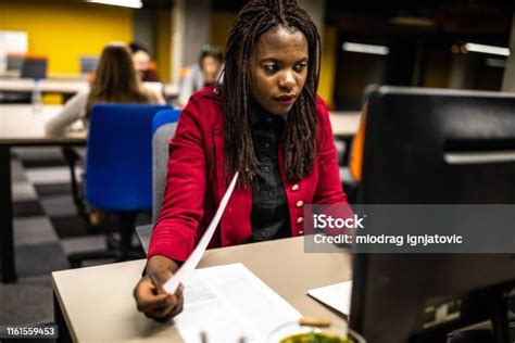 데스크톱 Pc를 사용하는 아프리카 여성 소프트웨어 개발자 20 29세에 대한 스톡 사진 및 기타 이미지 20 29세 It 지원 개발 Istock