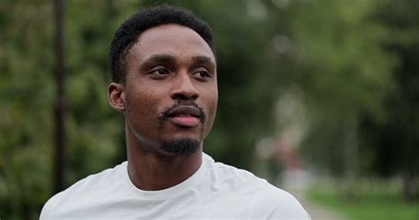 녹색 여름 공원에서 실행 활동적인 옷을 입고 아프리카 계 미국인 남자를 닫습니다 검은 수염을 기리는 남성은 야외 운동을 위해 여가 시간을 보내고 있습니다 건강 관리 동기