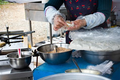 길거리 음식 바자 시장에서 전통 한국 미식가 한국 사람들이 디저트를 요리하는 현지 호커 마구간 여행자를 위한 달콤한 간식 여행 사람들이 방문하여 부산 부산시에서 음료를