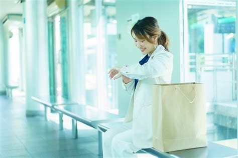 파란 셔츠를 입은 아시아 사업가가 버스 정류장에서 버스에 앉아 있습니다 30 34세에 대한 스톡 사진 및 기타 이미지 30 34세 Brand Name Smart