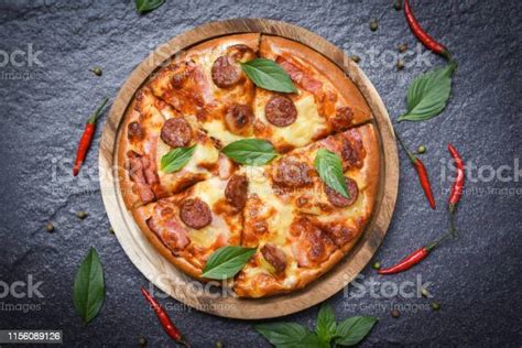 나무 트레이와 칠리 바질 잎 탑 뷰 맛있는 패스트 푸드 이탈리아 전통 피자 치즈에 피자 고기에 대한 스톡 사진 및 기타 이미지 고기 레스토랑 메뉴판 Istock