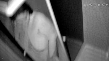 Flagra Camera Escondida Real Vizinho Instala C Mera No Banheiro De Sua Vizinha Enquanto Ela Se