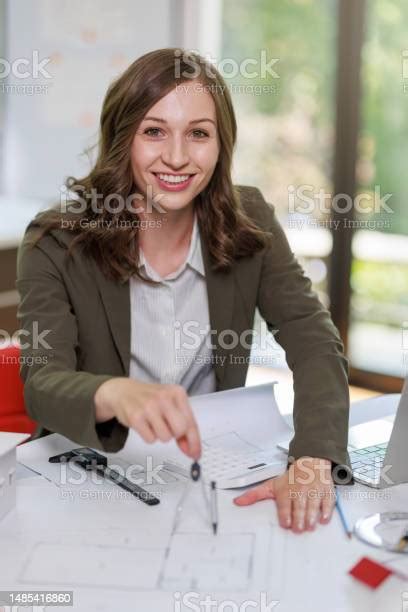 엔지니어와 건축가가 현장에서 건설 모델과 청사진을 가지고 작업하고 엔지니어와 건축가가 컴퓨터 노트북 계산기로 건설 계획을 논의하는 건설 개념 25 29세에 대한 스톡 사진