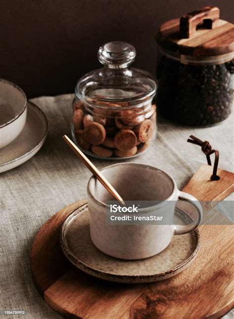 현대 부엌 인테리어의 베이지 색 린넨 식탁보에 커피 머그잔 모형 복사 공간을 복사합니다 0명에 대한 스톡 사진 및 기타 이미지