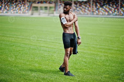 Atleta Masculino Afroamericano Sexy Deporte Torso Desnudo Hombre Con Brazo Deportivo Corriendo