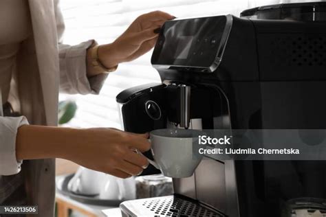 사무실에서 현대적인 기계로 신선한 향기로운 커피를 준비하는 아프리카 계 미국인 여성 클로즈업 기계류에 대한 스톡 사진 및 기타 이미지 Istock