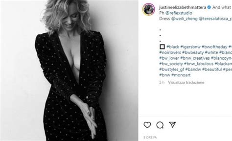 Justine Mattera in bianco e nero incanta la scollatura è profondissima