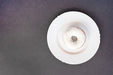 도넛 흰색 유약으로 덮여와 흰 접시에 코코넛 부스러기와 뿌 렸 다 0명에 대한 스톡 사진 및 기타 이미지 0명 끈적거리는 도넛 Istock