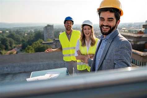 건설 현장에서 컴퓨터를 갖춘 다양한 전문가 팀 엔지니어와 함께하는 건축 프로젝트 개발에 대한 스톡 사진 및 기타 이미지 개발