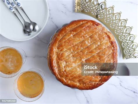 왕관 흰색 접시 사이다 한 잔이 있는 테이블에 있는 전통적인 프랑스 갈레트 데 루아 케이크의 상위 뷰 1월에 대한 스톡 사진 및 기타 이미지 Istock