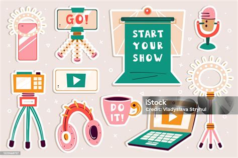 쇼 세트를 시작합니다 블로거 항목입니다 노트북 카메라 삼각대 마이크 헤드폰 크로마키 노란색 바닥 커피 컵 0명에 대한 스톡 벡터