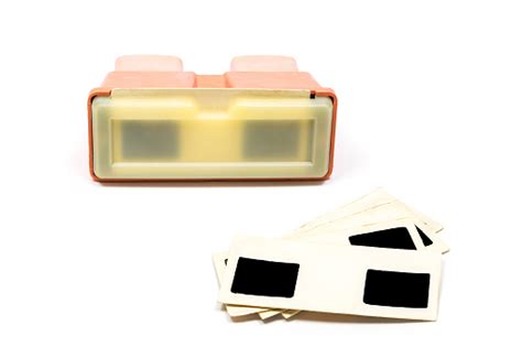와 함께 빨간 복고풍 Stereoscope 슬라이드 흰색 배경에 고립 된 프레임 스테레오에 대한 스톡 사진 및 기타 이미지 스테레오 3차원 형태 고풍스런 Istock