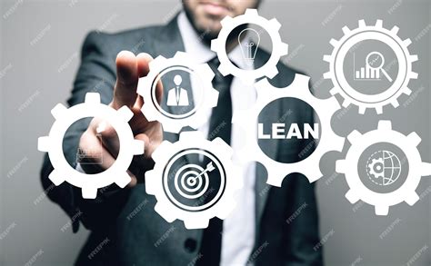 린 제조 Dmaic 6시그마 기술 개념 기어에서 화면을 두드리는 남자 프리미엄 사진