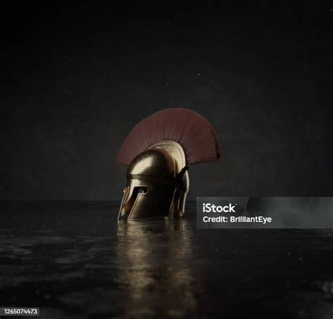 반사 표면에 누워 고대 그리스 스파르타 형 헬멧의 3d 렌더링 스파르타 그리스에 대한 스톡 사진 및 기타 이미지 스파르타 그리스 그리스 신화 Istock