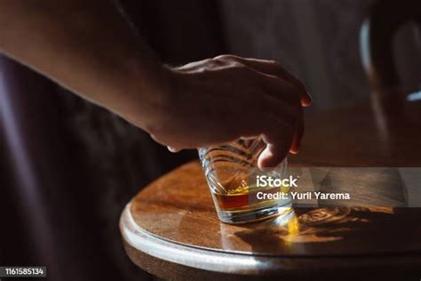 위스키 잔을 들고 있는 남자의 손을 닫습니다 시음 및 디그스테이션 컨셉 위스키 한 잔과 우아한 정장에 사업가 텍스트의 장소