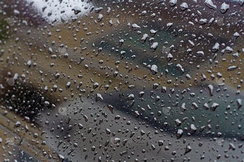 玻璃背景上有水渍。